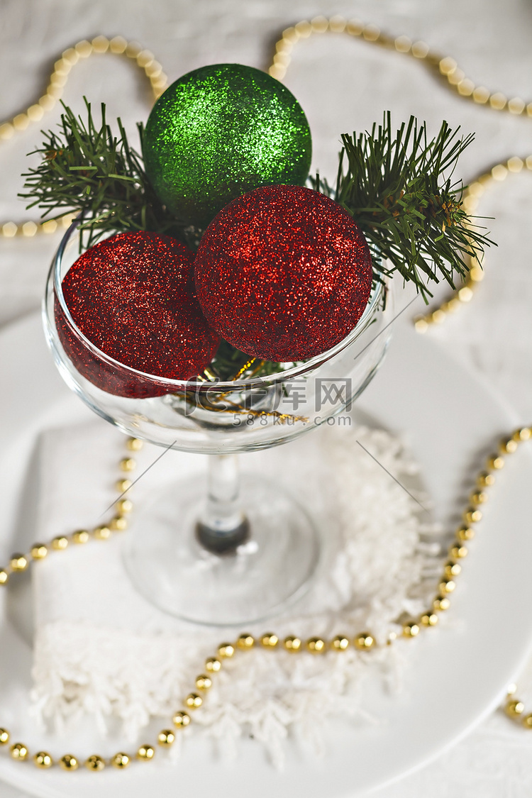 用圣诞球和珠子装饰的节日餐桌高清摄影大图-千库网