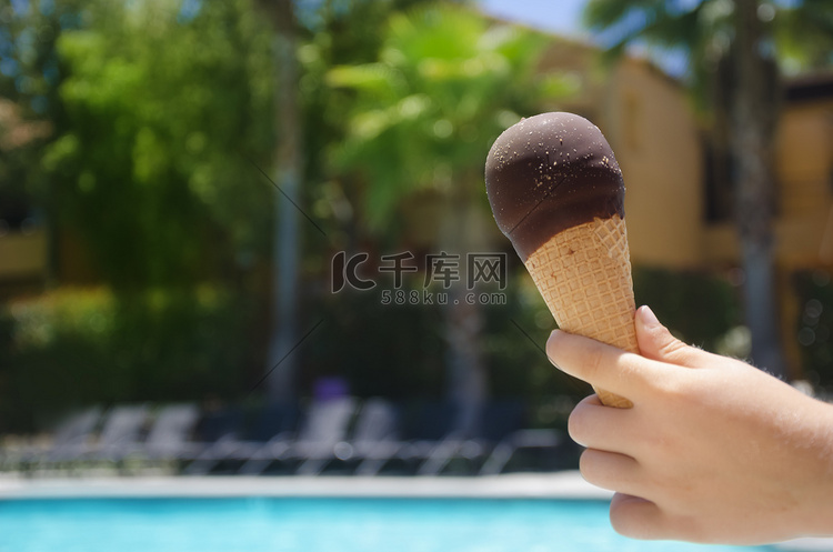 孩子手上的冰淇淋特写高清摄影大图-千库网