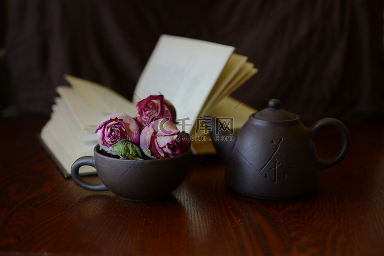 有干玫瑰的静物高清摄影大图-千库网