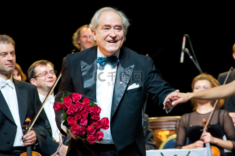 彼得·古斯 (Peter Guth) 手捧一束鲜花。高清摄影大图-千库网