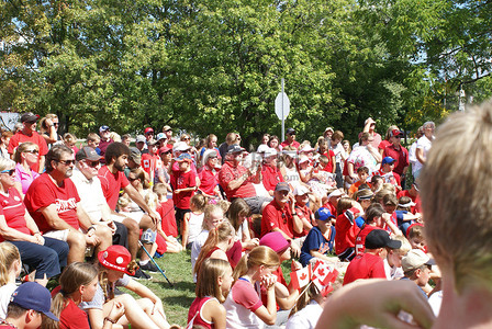 亨德森姐妹家乡演讲高清摄影大图-千库网