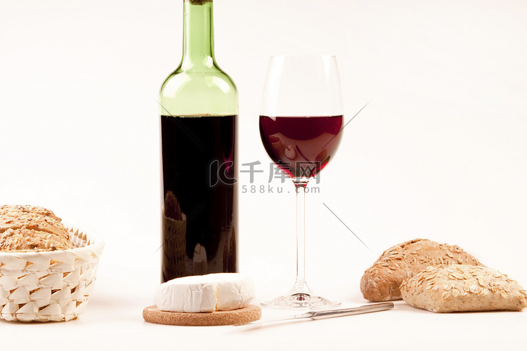 草地上的酒高清摄影大图-千库网