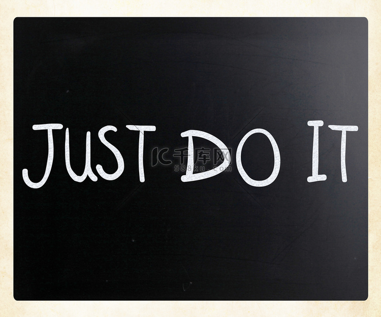 “Just Do It”用白色粉笔在黑板上手写高清摄影大图-千库网