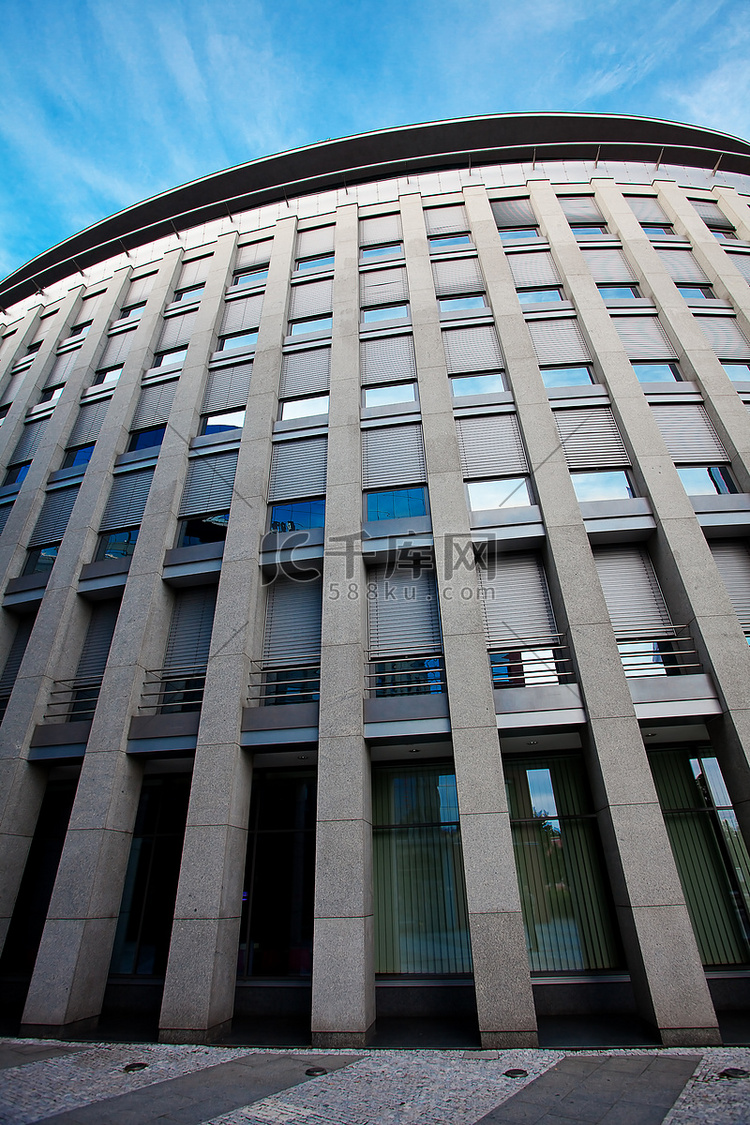 蓝天映衬下的现代办公楼高清摄影大图-千库网