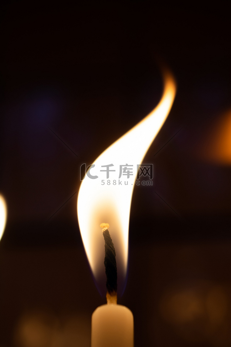 燃烧的蜡烛在视野中发光作为背景高清摄影大图-千库网