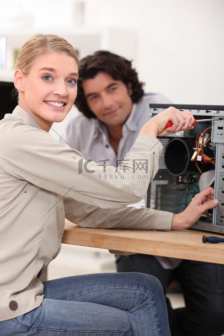 修理电脑的女技师高清摄影大图-千库网