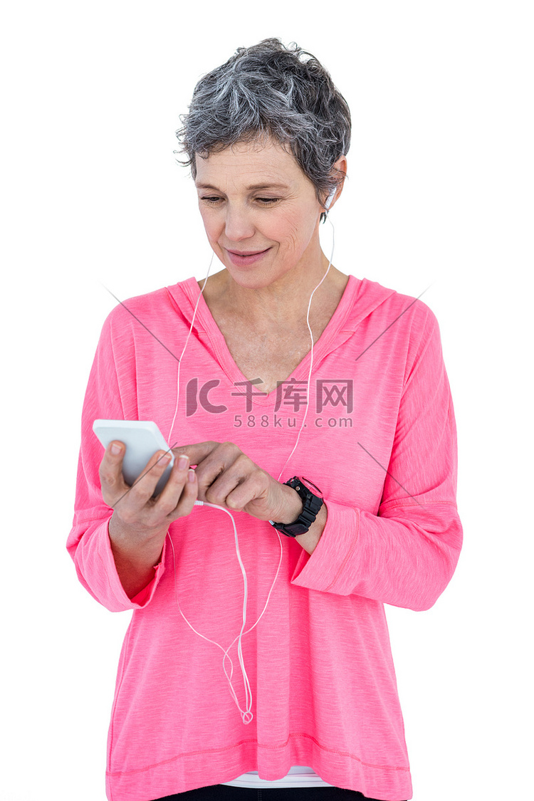 成熟的女人一边听音乐一边用手机高清摄影大图 千库网