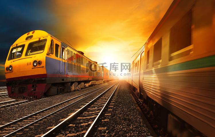 在 ra 上运行的旅客列车和工业集装箱铁路高清摄影大图-千库网