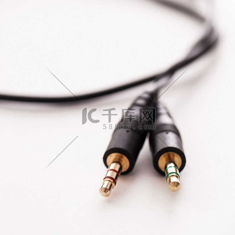 白色背景上的黑色电线高清摄影大图-千库网