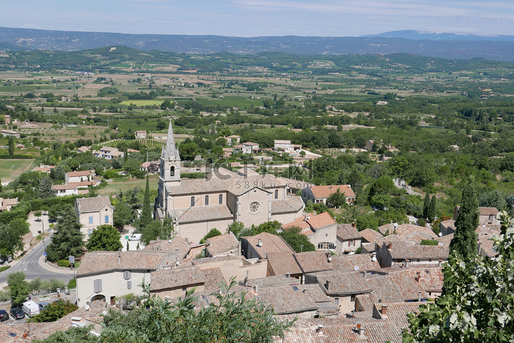 vaucluse、roussillon 和 bonnieux 村位于葡萄园之间高清摄影大图-千库网