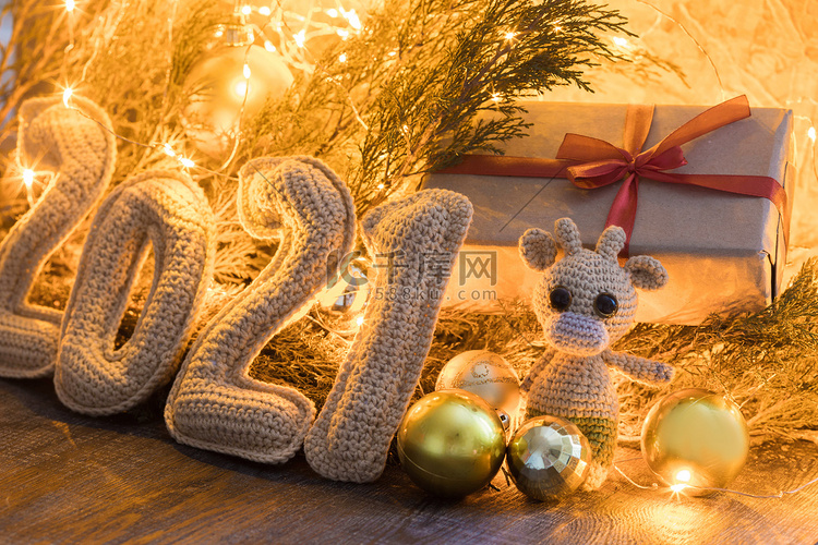 Happy Chinese New Year 2021 作文编号 2021 礼盒，玩具公牛高清摄影大图-千库网
