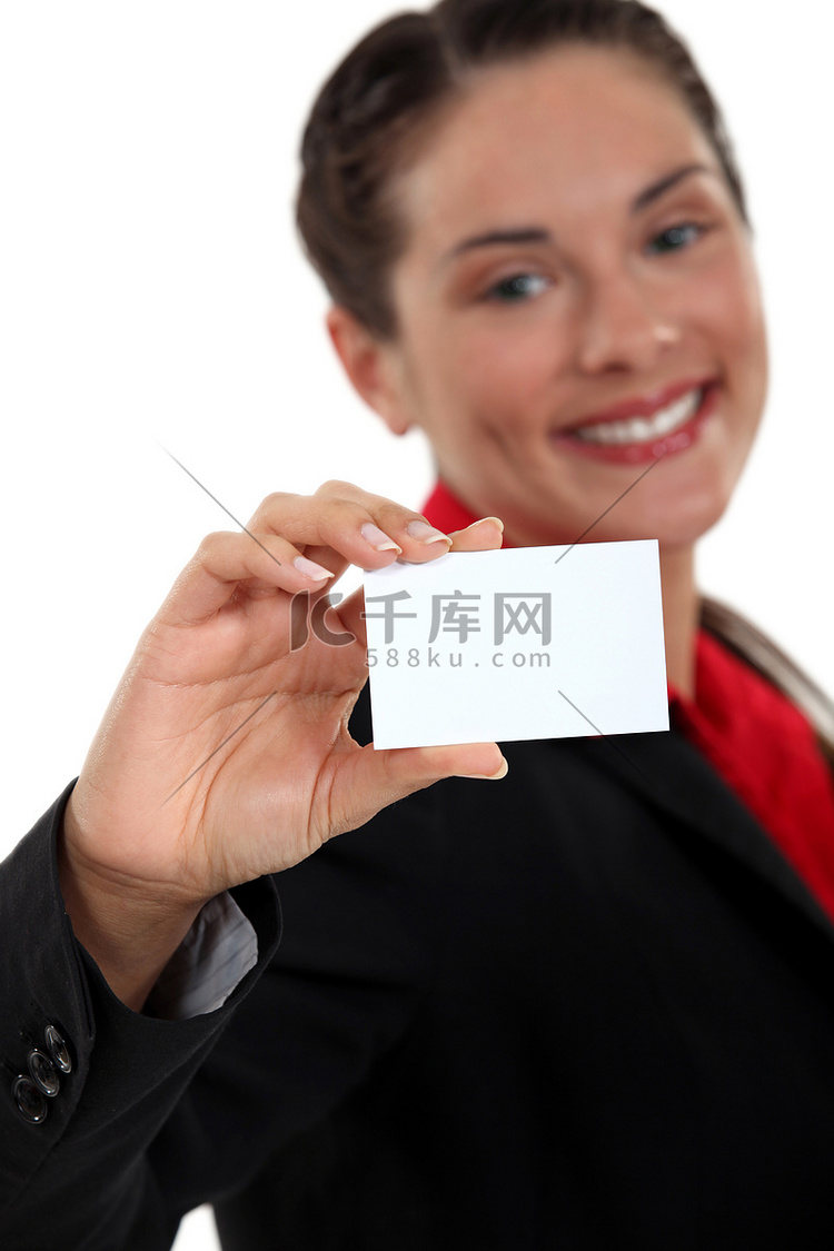 拿着名片的年轻女商人高清摄影大图-千库网