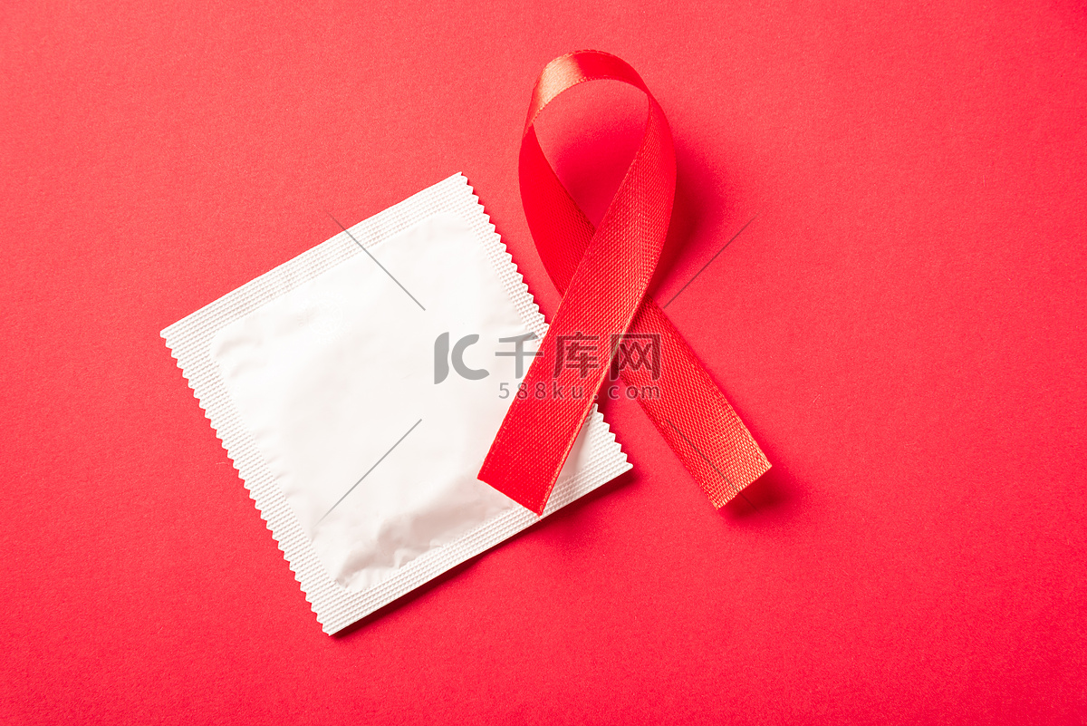 红色蝴蝶结丝带标志 HIV、艾滋病癌症意识和避孕套高清摄影大图-千库网