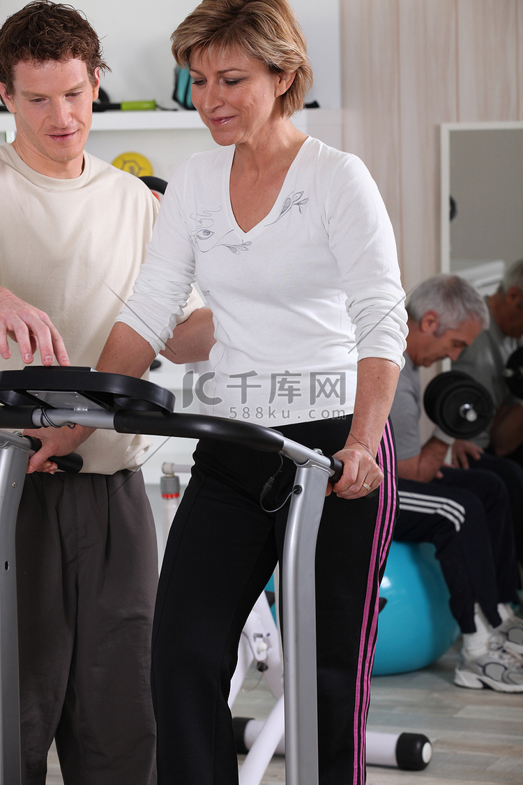 有她的私人教练的妇女高清摄影大图 千库网
