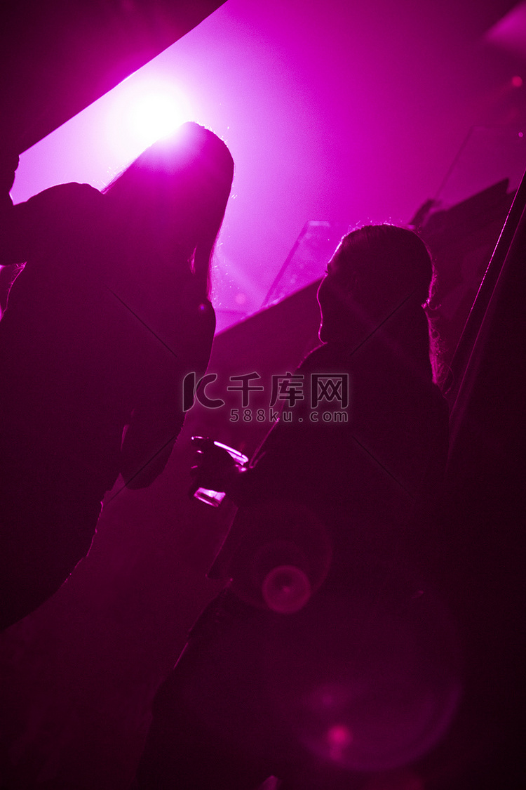 进入音乐会的两个女孩高清摄影大图-千库网