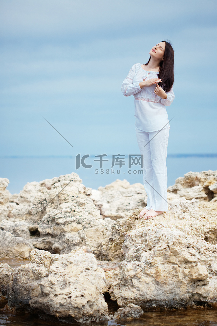 海滩上的女人高清摄影大图-千库网