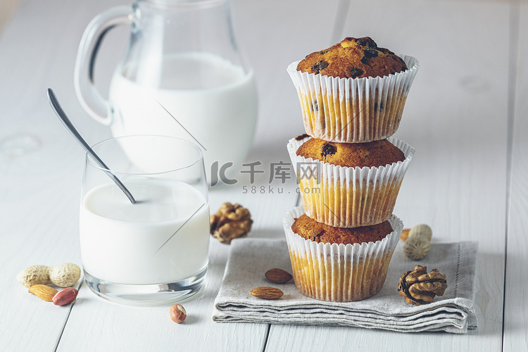 纸杯香草焦糖松饼和白色牛奶杯高清摄影大图-千库网