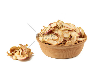 白色背景中突显的木制盘子中的干苹果片高清摄影大图-千库网