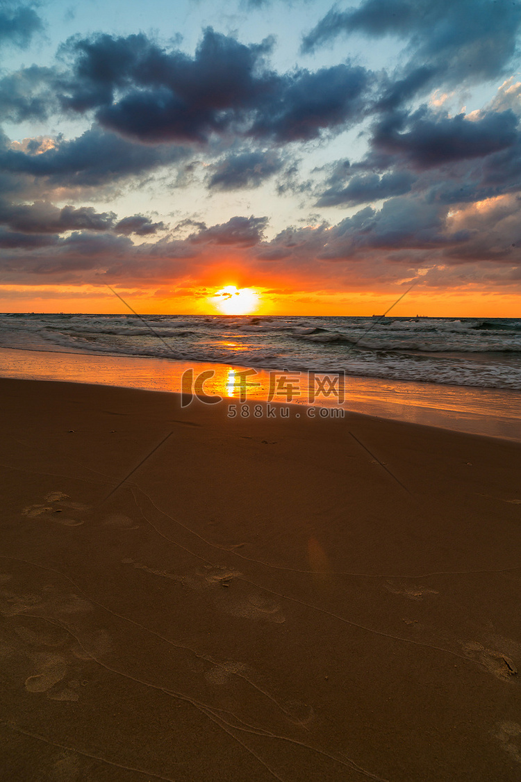 夕阳背景下的海浪高清摄影大图-千库网