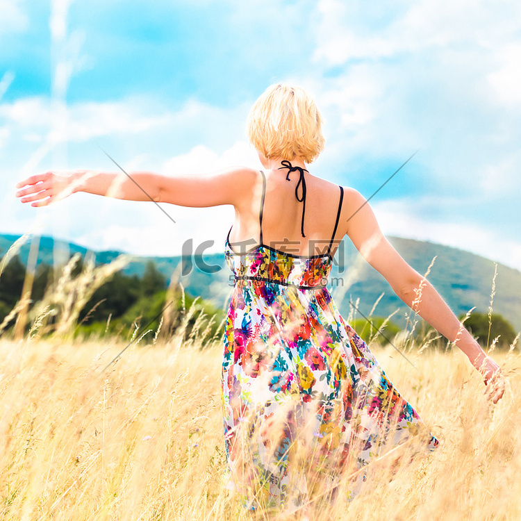 享受大自然的女人。高清摄影大图-千库网