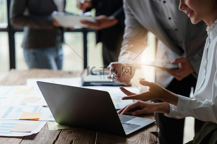 一组商务人员开会分析数据数字以规划业务战略。高清摄影大图-千库网