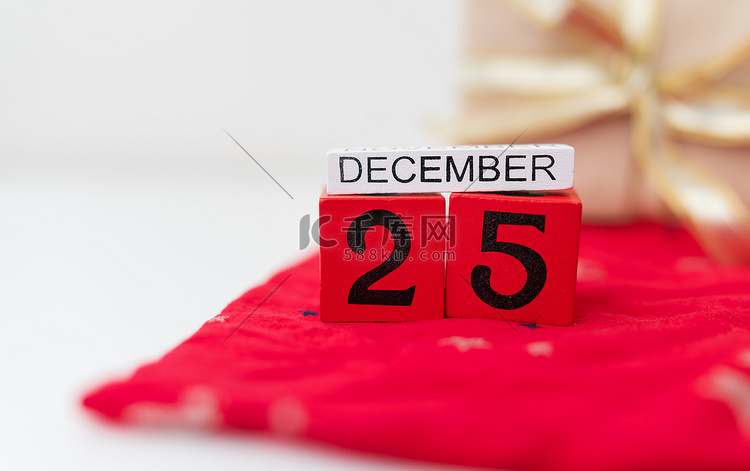 12 月 25 日两旁排列着红色立方体以及红色圣诞背景上的 12 月字母。高清摄影大图-千库网