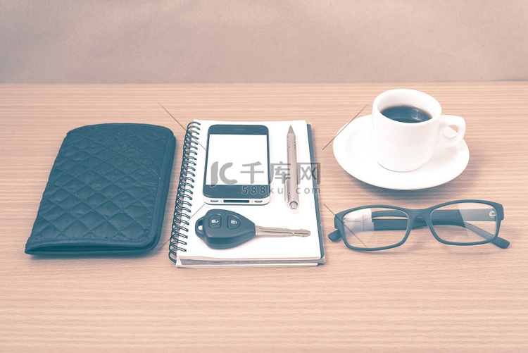咖啡和电话，带记事本、车钥匙、眼镜和钱包 vint高清摄影大图-千库网