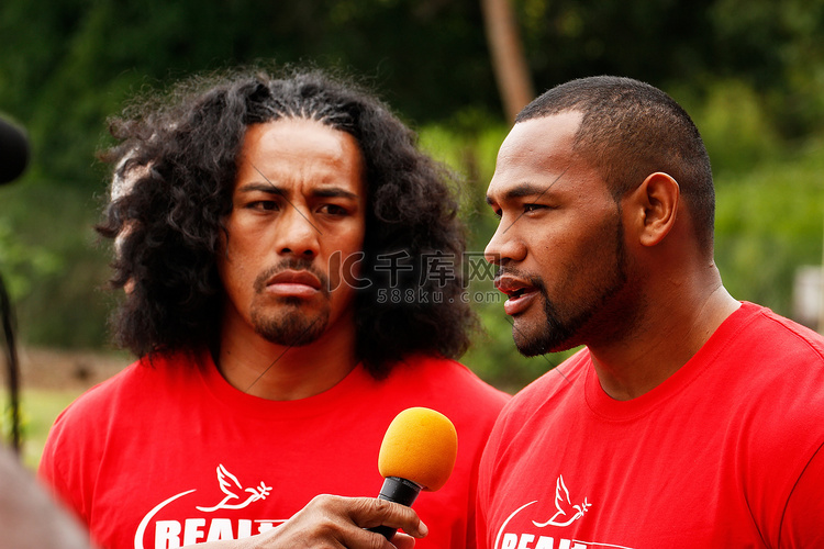 Fuifui Moimoi 抵达家乡 Va 岛后接受采访高清摄影大图-千库网