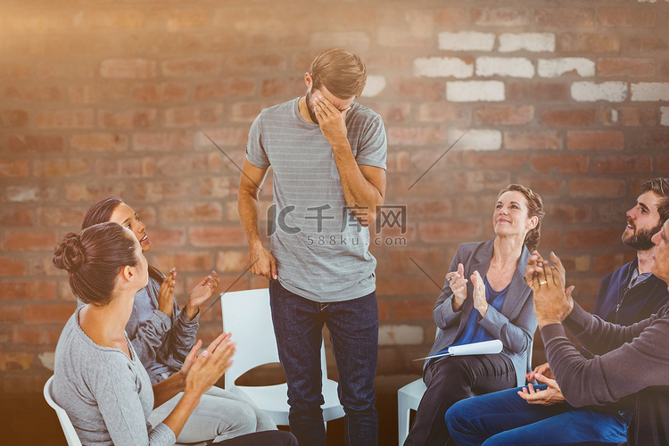 康复小组为高兴的人站起来鼓掌的综合形象高清摄影大图-千库网