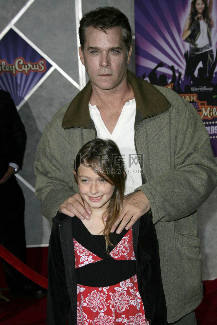 雷·利奥塔 (Ray Liotta) 和女儿 /ImageCollect高清摄影大图-千库网