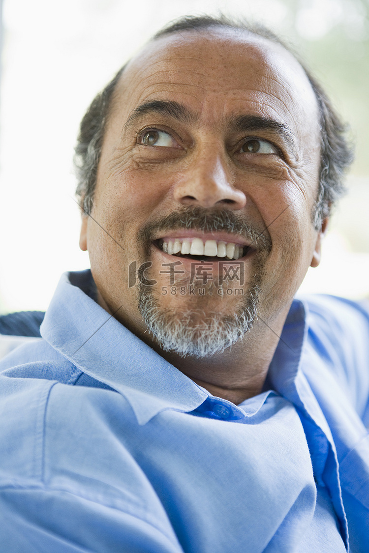 男人坐在室内微笑（高调）高清摄影大图-千库网