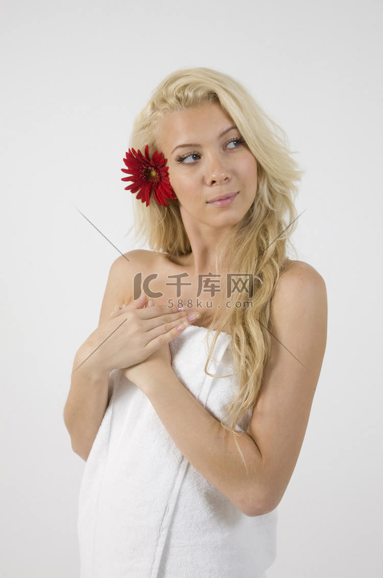 拿着花的毛巾的妇女高清摄影大图-千库网