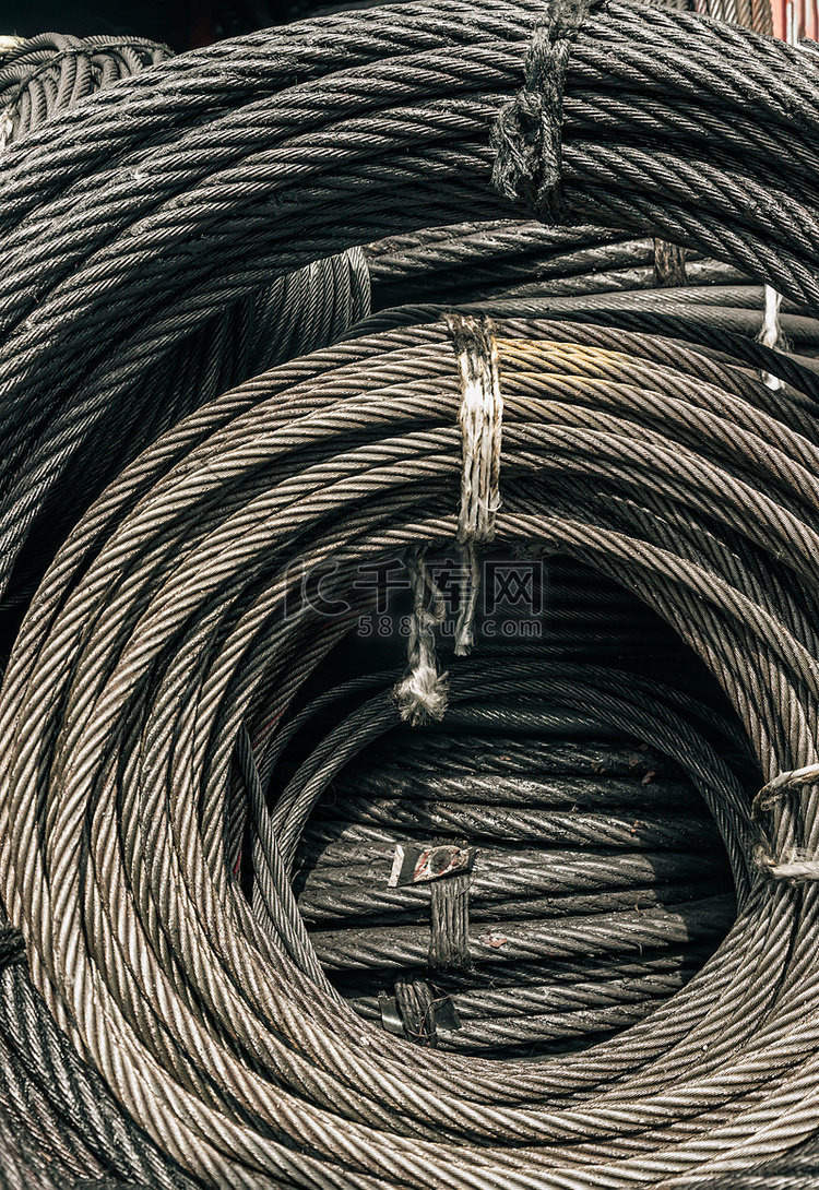 卷绕大型钢丝绳吊索或电缆吊索卷筒储存在商店中。高清摄影大图-千库网