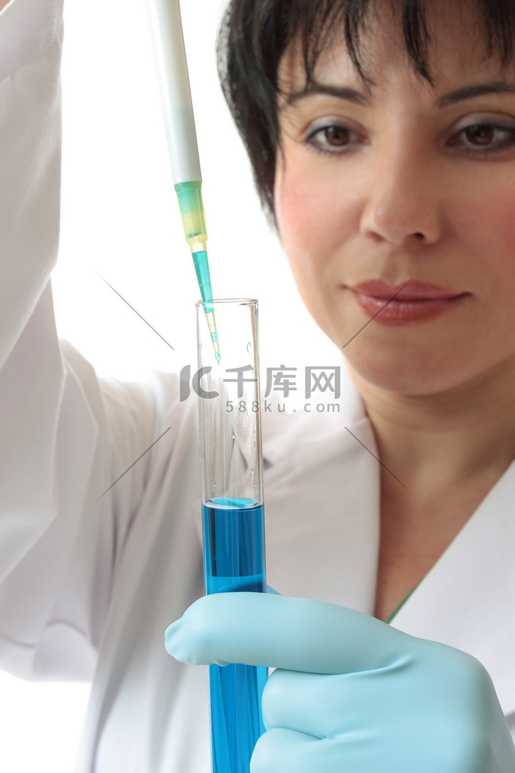 工作中的女科学家高清摄影大图-千库网