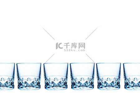 一排蓝色饮料杯高清摄影大图-千库网