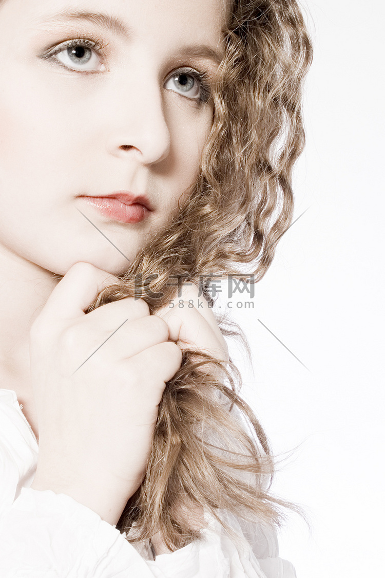 有美丽面孔的年轻女孩高清摄影大图-千库网