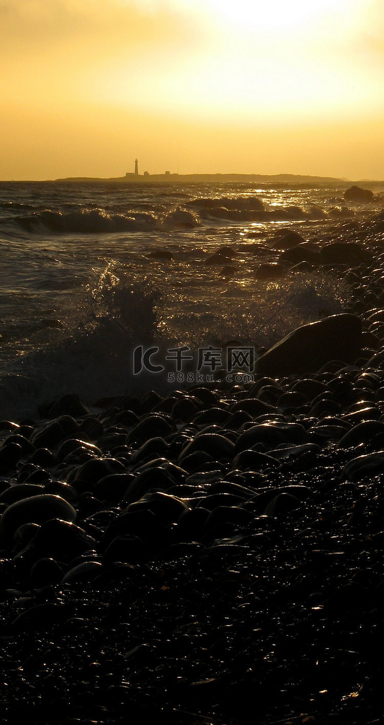 夕阳下的灯塔高清摄影大图-千库网