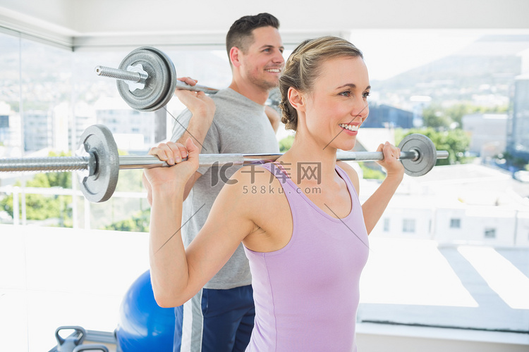 适合的女人和男人举杠铃高清摄影大图-千库网