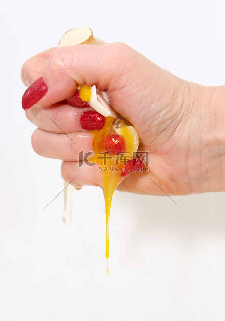 2月29日晚上女手压蛋高清摄影大图-千库网