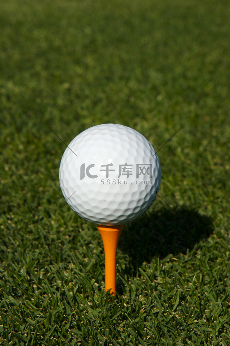 发球台上的高尔夫球高清摄影大图-千库网