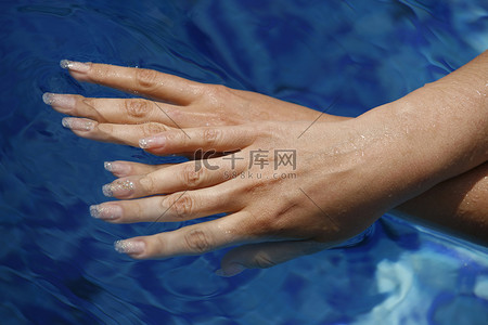 美丽的女性手高清摄影大图-千库网