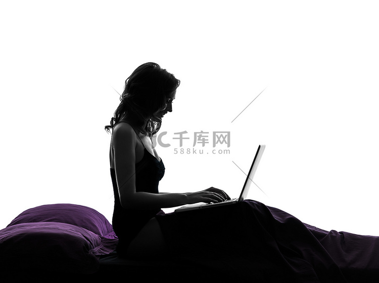 女人在床上计算笔记本电脑剪影高清摄影大图-千库网