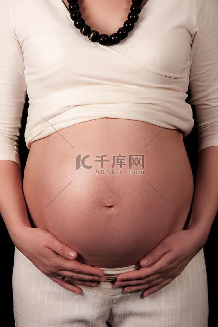 怀孕的妈妈高清摄影大图 千库网