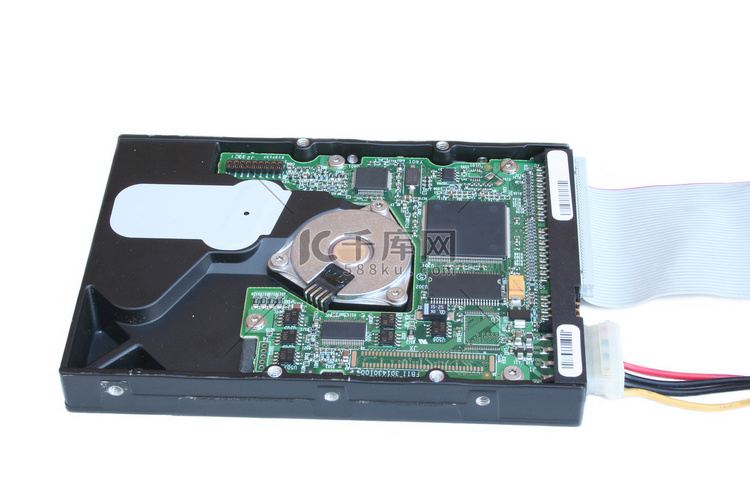 带电源和 IDE 接口的硬盘驱动器高清摄影大图-千库网