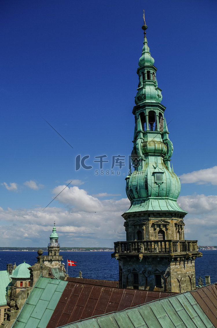 从文艺复兴时期城堡 Kronborg 的屋顶到赫尔辛堡市的看法高清摄影大图-千库网