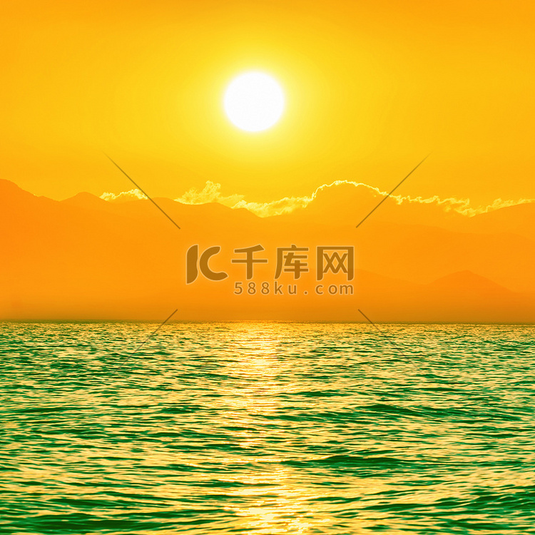 绿海之上的日落高清摄影大图-千库网