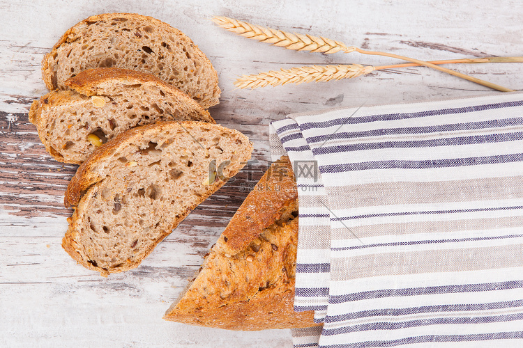 美味的黑面包。高清摄影大图-千库网