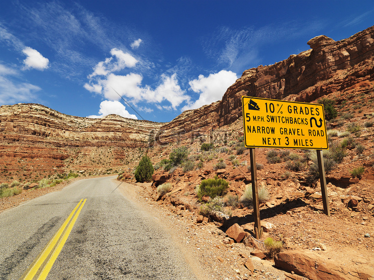 在山区的道路。高清摄影大图-千库网