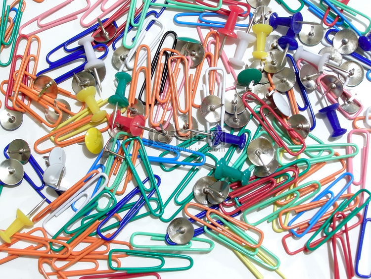 图钉和夹子高清摄影大图-千库网