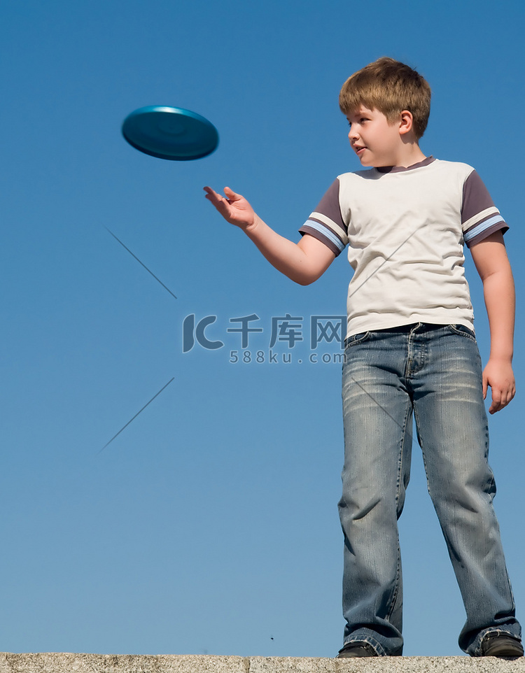 玩飞盘的男孩高清摄影大图-千库网